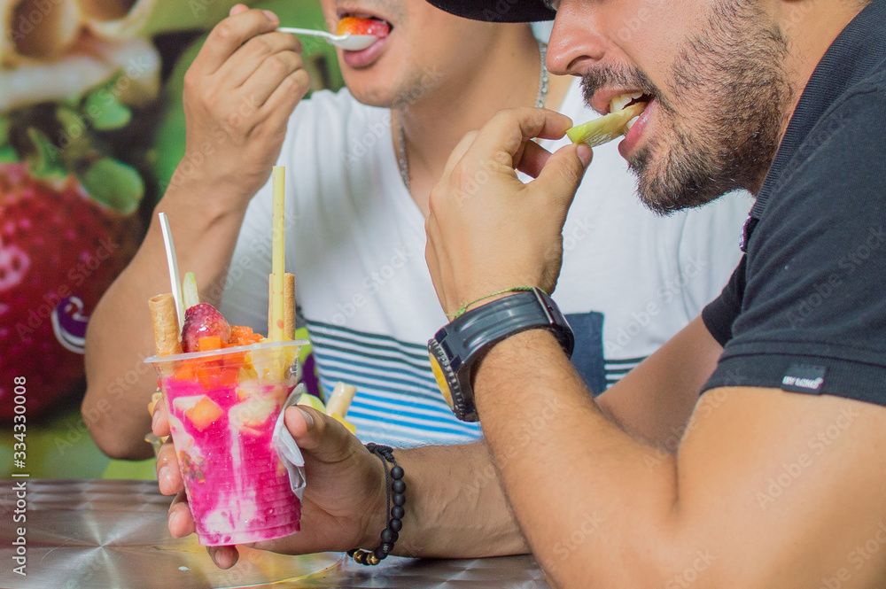 comiendo saludable Stock Photo | Adobe Stock