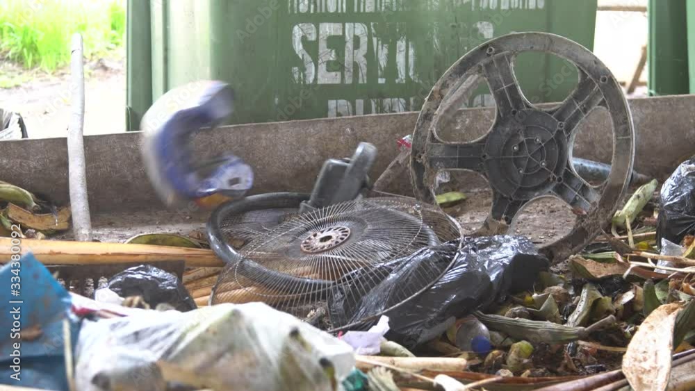 Vidéo Stock close-up. shovel rowing garbage. organics and plastic ...