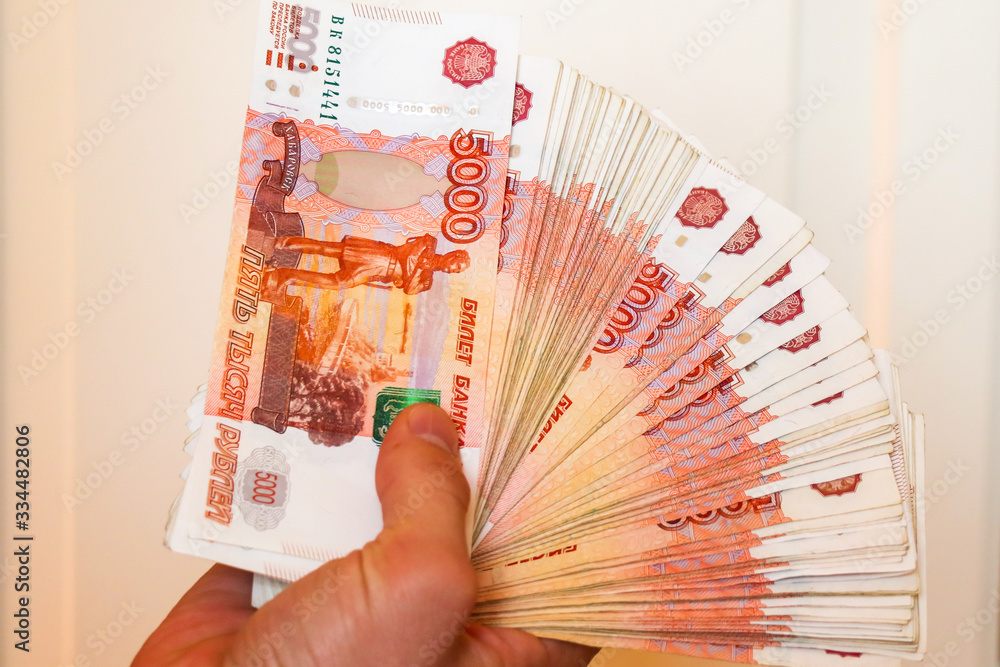 Foto de Paper bills denominated in five thousand rubles. Hands count ...
