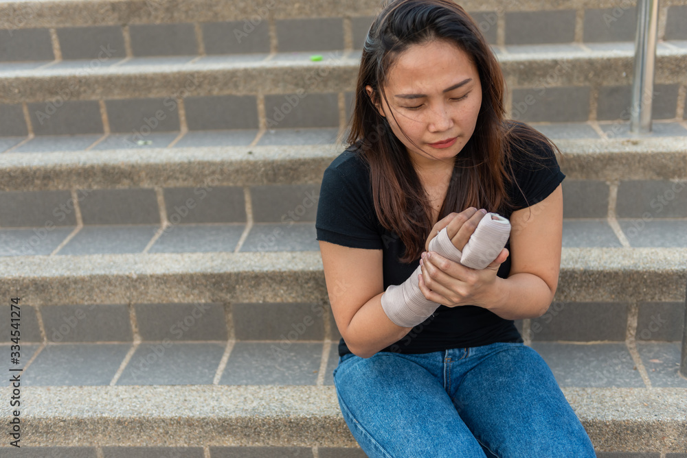A beautiful Asian girl broke her arm and splinted,Woman accidentally ...