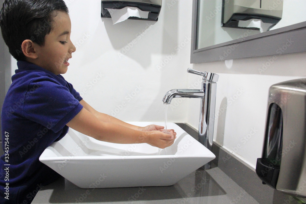 Foto de Niño lavándose las manos con jabón do Stock | Adobe Stock