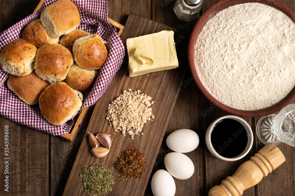 pan casero saborizado con especies y sus ingredientes foto de Stock ...