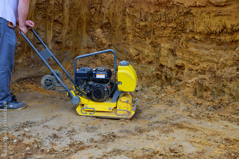 Working tool compresses ground compaction rammer in blind area around ...
