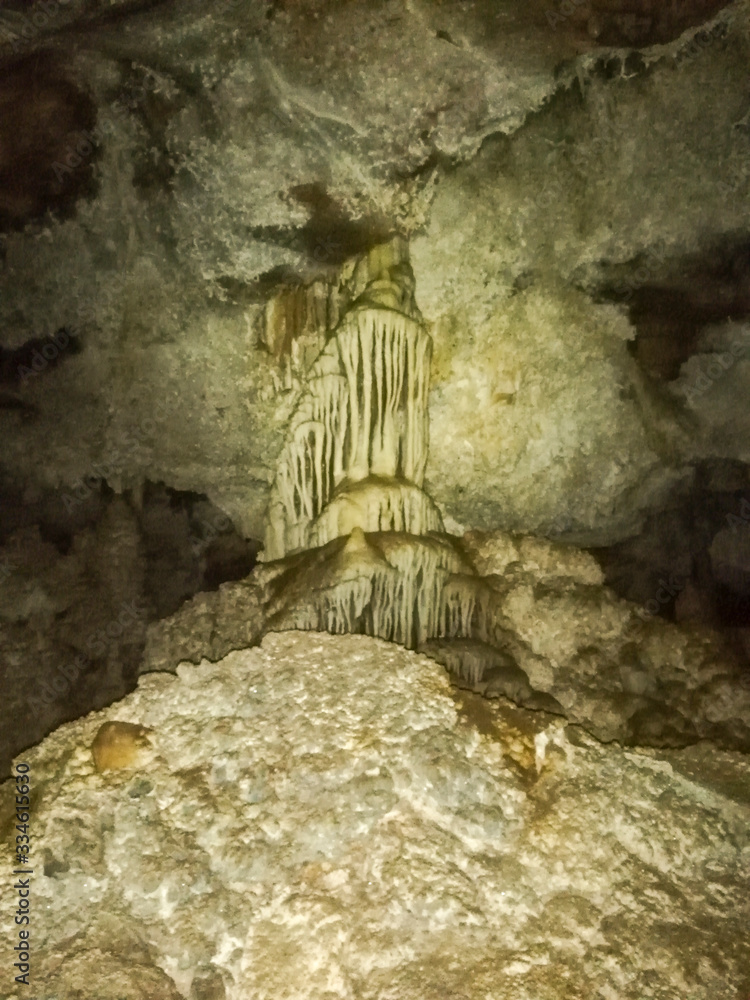 formaciones geológicas en una gruta Stock Photo | Adobe Stock