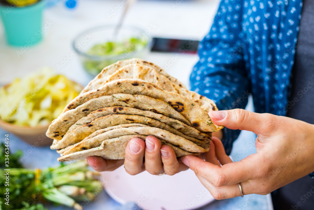 Foto de Plain flatbread. Indian traditional chapati, naan, roti. Woman ...