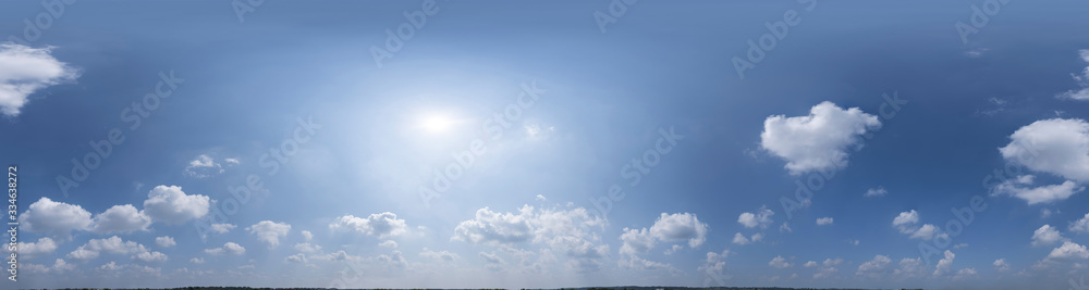 Nahtloses Panorama mit weiß-blauem Himmel in 360-Grad-Ansicht mit ...