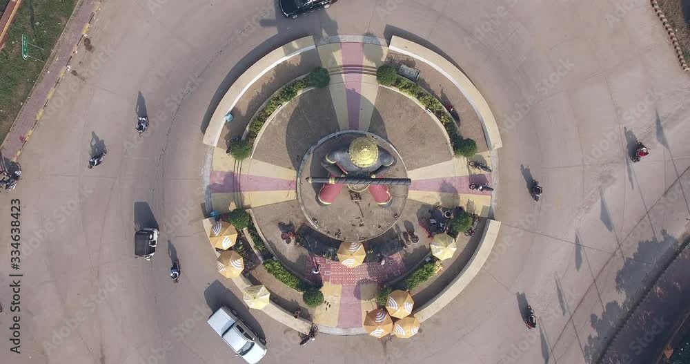 rising up from the giant buddha statue at traffic roundabout Stock ビデオ ...