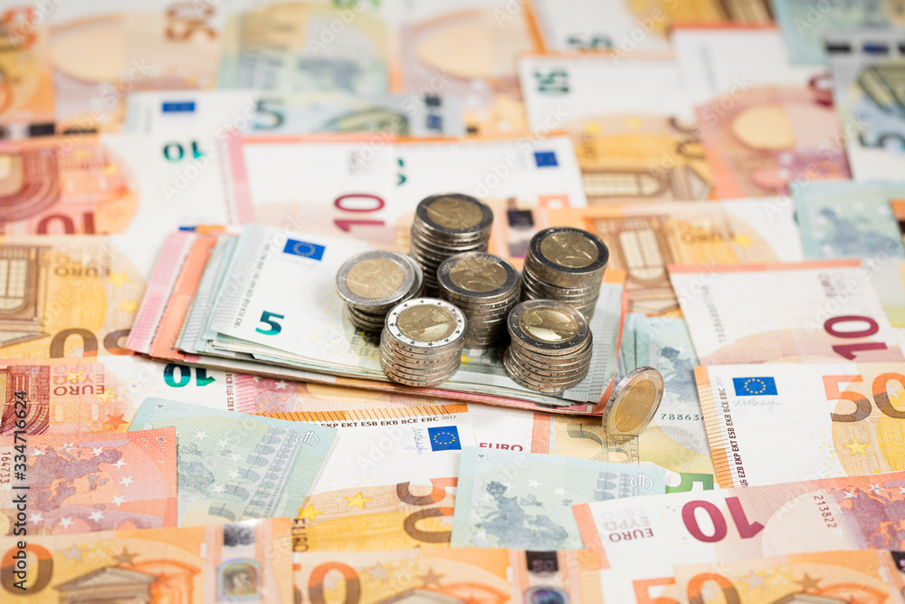 Stapel von 2-Euro-Münzen auf Banknoten Stock Photo | Adobe Stock