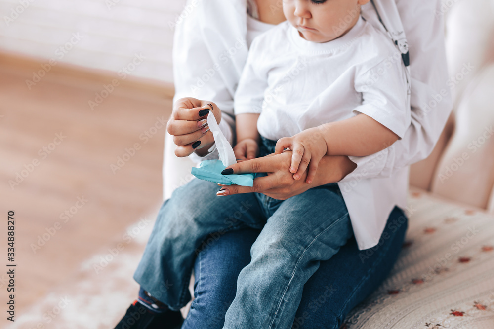 Mother and child wipe their hands with disinfectant wipes, how to wipe ...