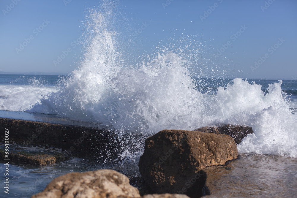 Foto de Explosão de água do mar batendo nas rochas do Stock | Adobe Stock