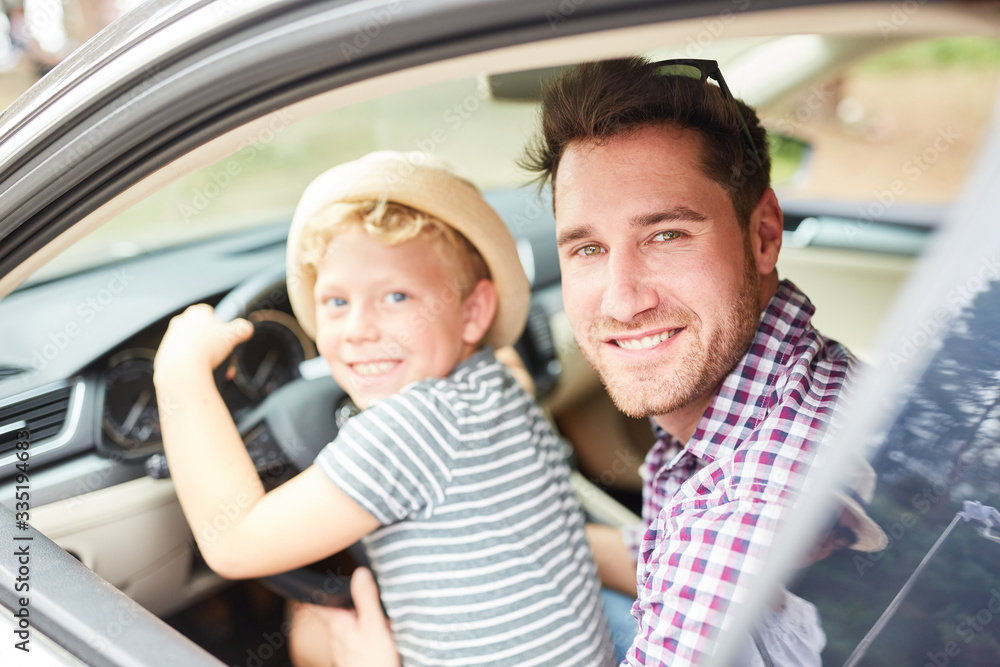 Kleiner Junge sitzt am Lenkrad im Auto Stock Photo | Adobe Stock