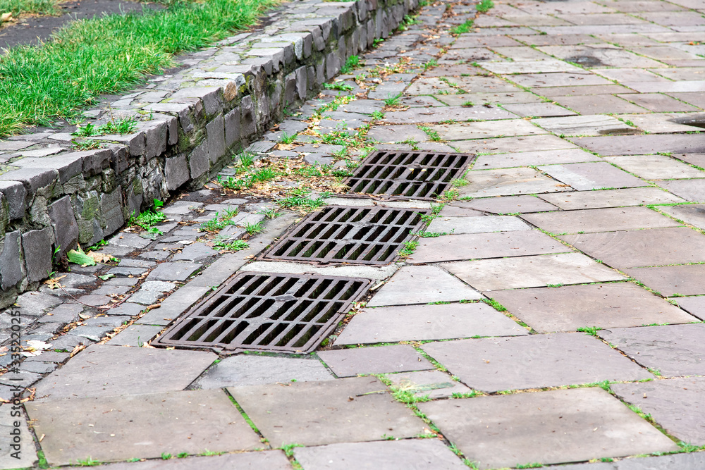 Foto de the iron grate of the drainage system hatch on the footpath ...