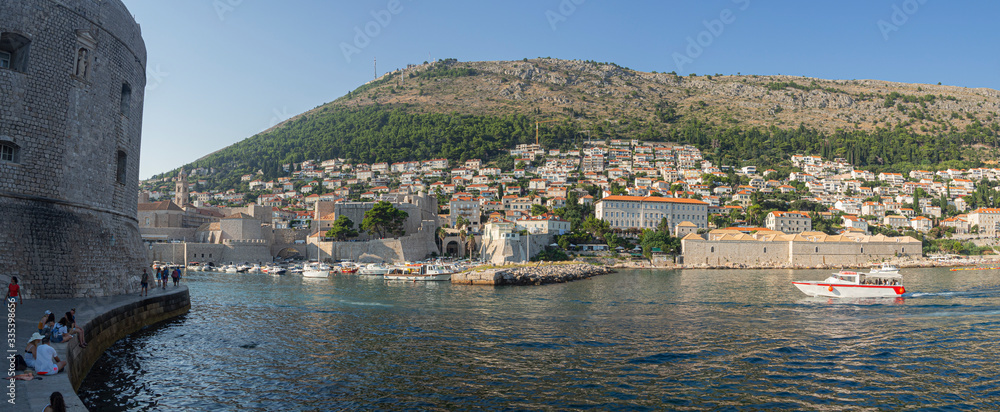 Vistas de la muralla y la bahía en la costa Croata de Dubrovnik, verano ...