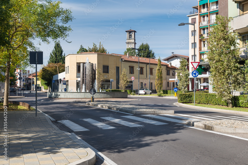 Fotografia do Stock: Traffic roundabout preceded by a pedestrian ...