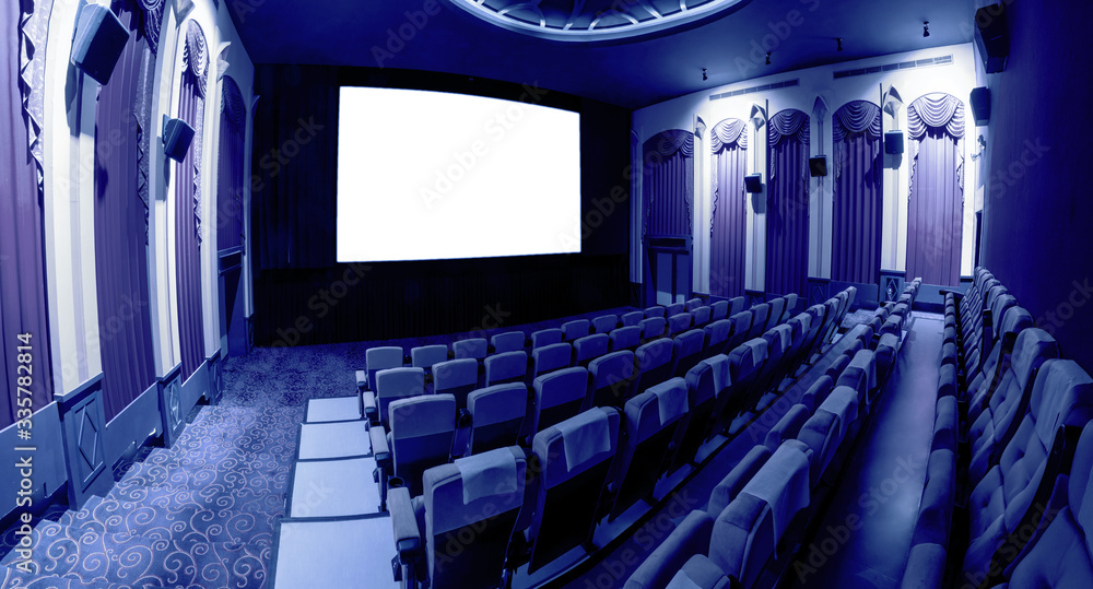 Foto Stock Cinema theater screen in front of seat rows in movie theater ...