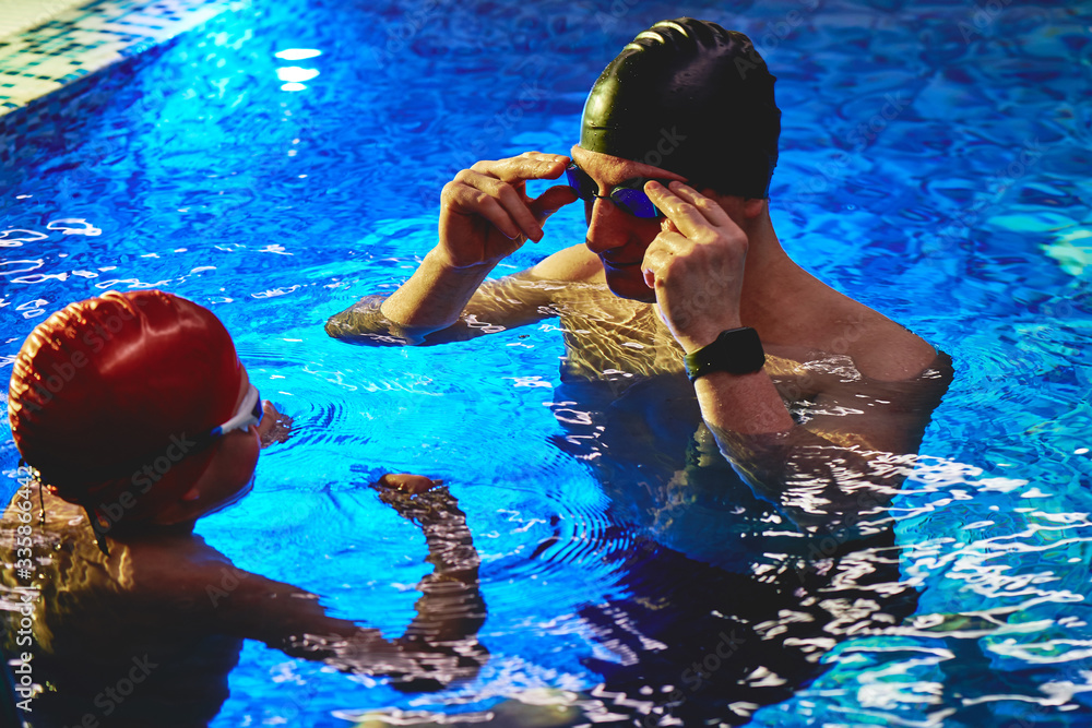 Fotografia do Stock: Dad and trainer teaches boy son to swim, have fun ...