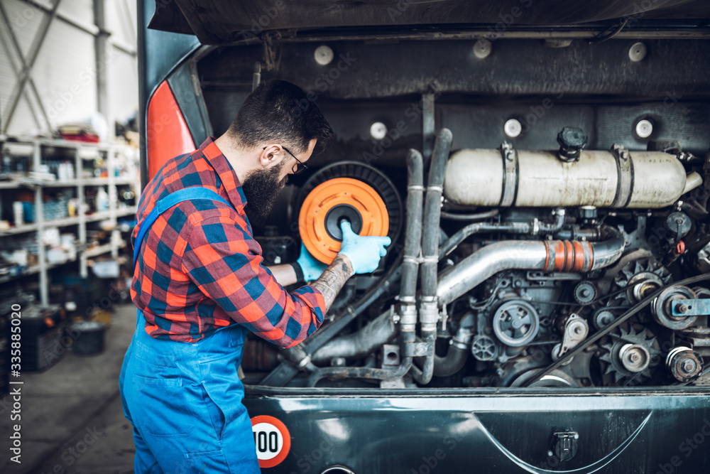 Professional car mechanic working in vehicle repair service. Stock ...