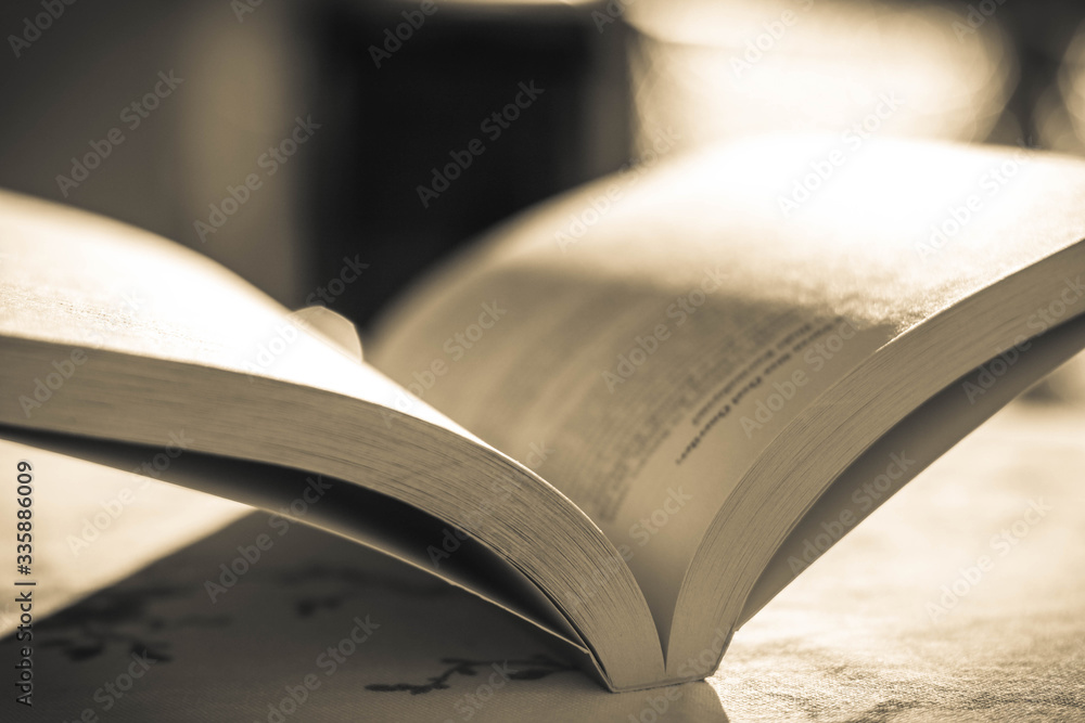 offenes Buch Das Buch liegt deutlich auf dem Tisch und das Sonnenlicht ...