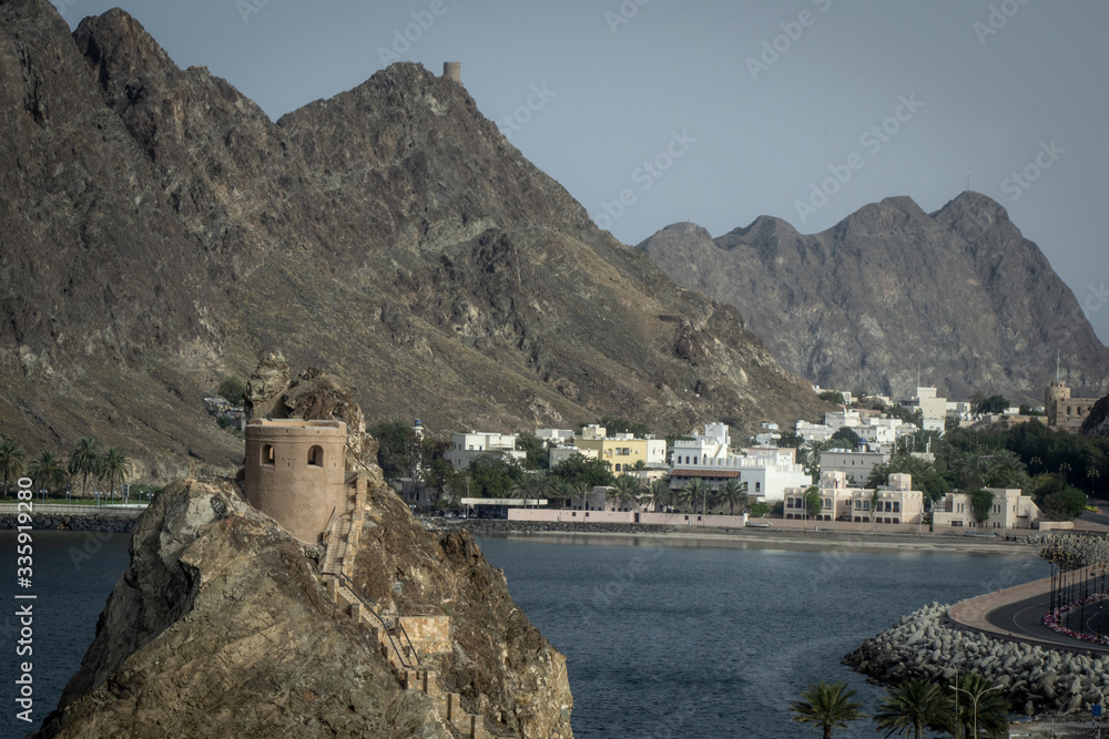Foto de Muscat. Oman. Oman Sultanate, Muscat, Riyam Park, monument in ...