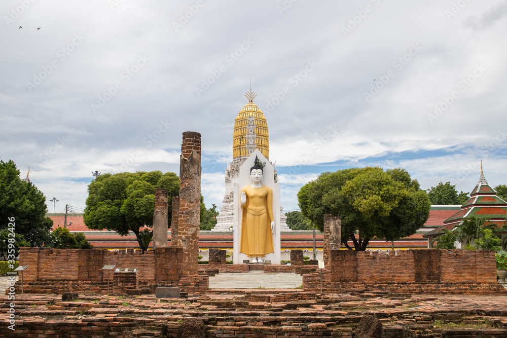 Foto de Phra Attharot or Phra Yuen is enshrined at Wat Phra Si Rattana ...