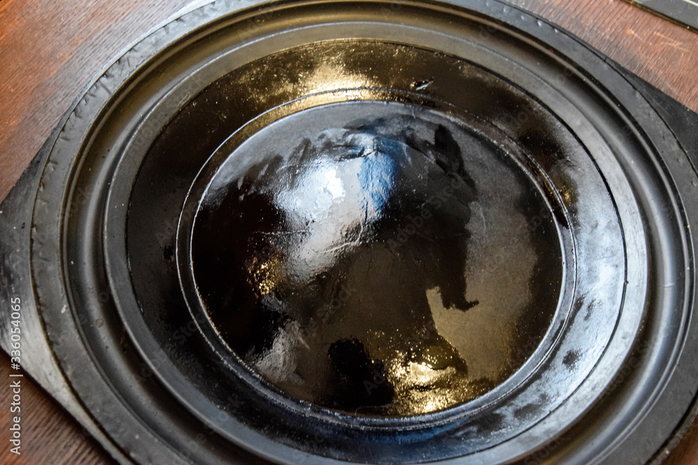 Painting diffusers of speakers with stamp paint to give them aesthetics ...