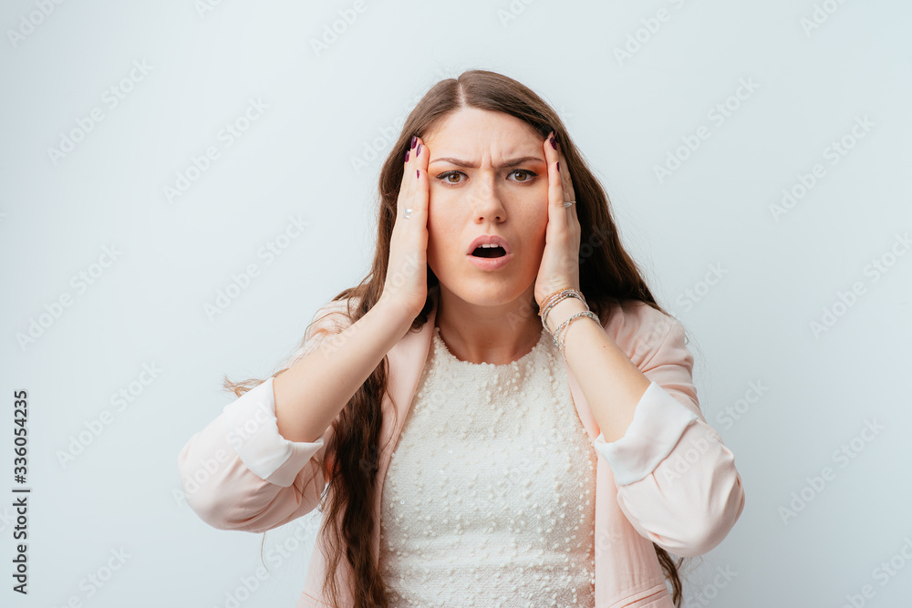 Shocked lady, long-haired beautiful young brunette woman surprised ...