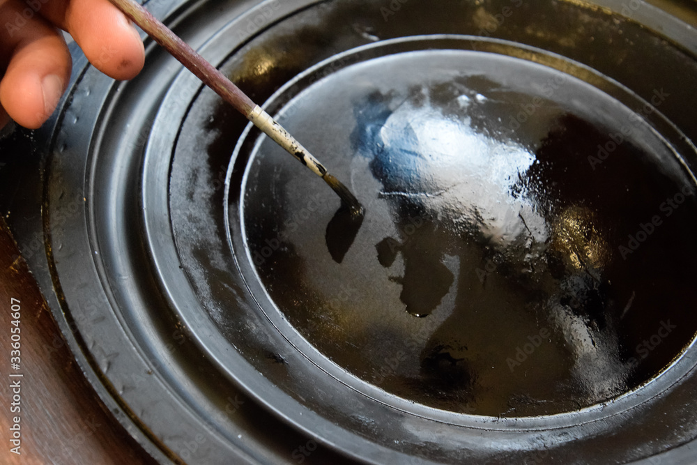 Painting diffusers of speakers with stamp paint to give them aesthetics ...