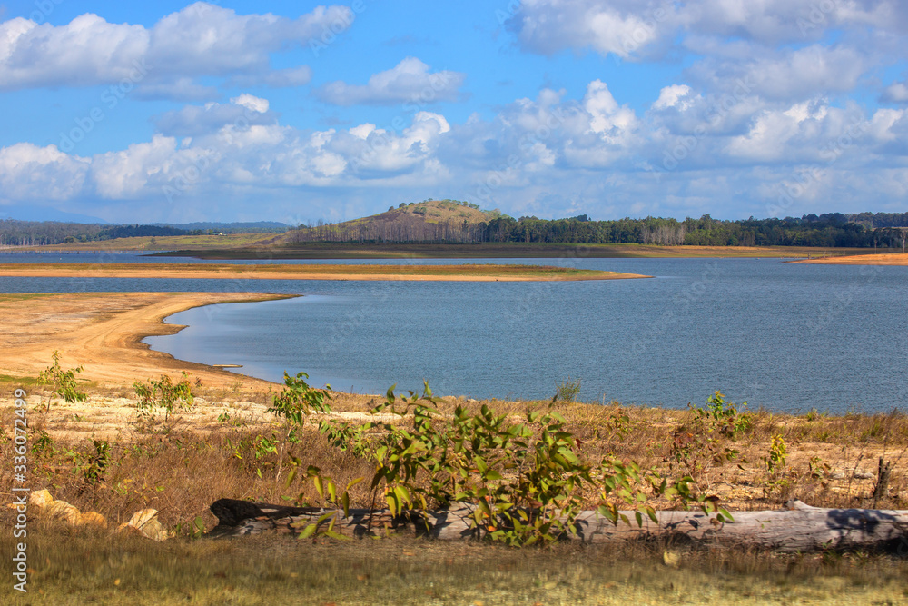 Lake Tinaroo with low water during drought, Atherton Tablelands ...
