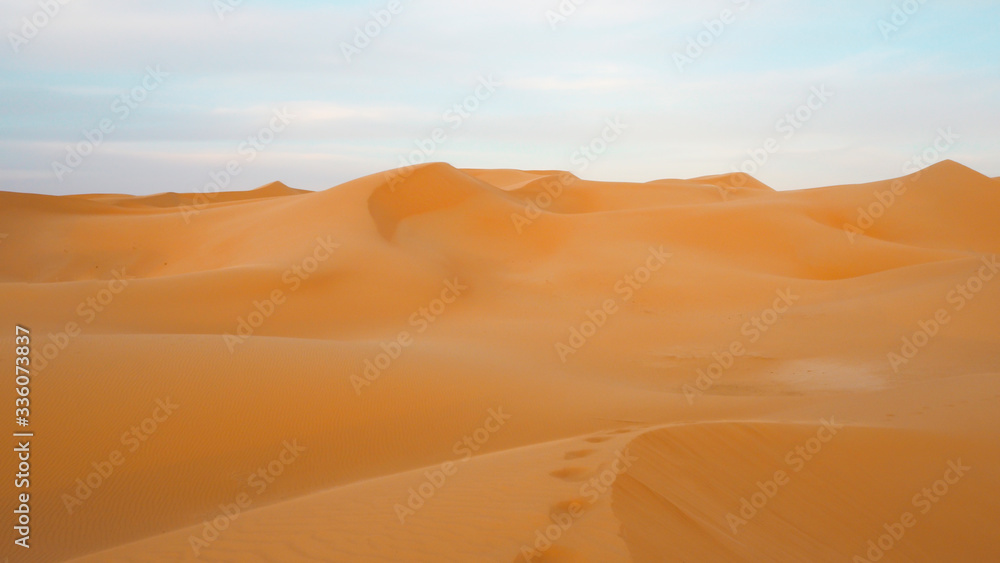 Amazing desert sunset. Beautiful Arabian desert with warm colors ...