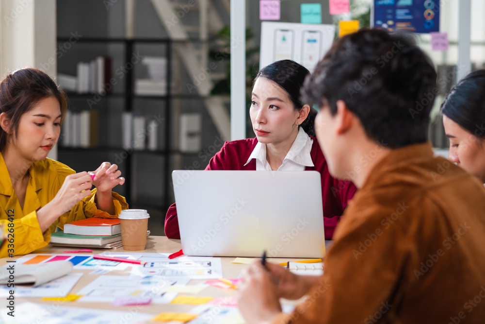 Foto de ux developer and ui designer brainstorming about mobile app ...