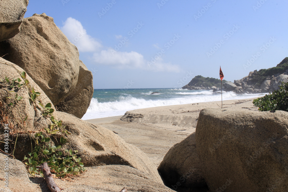 Bandera de Colombia en las fuertes olas Stock Photo | Adobe Stock