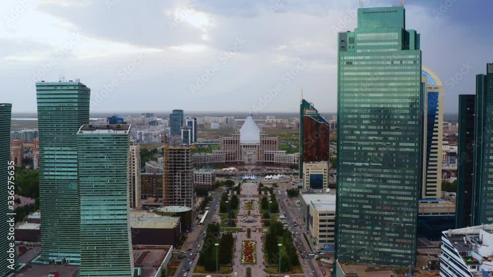 Bayterek Tower (Nur-Sultan) sight seeing tower, the tree of life. vídeo ...