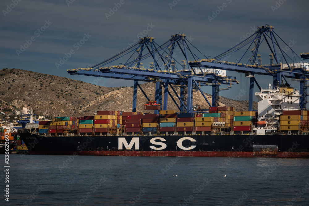 Barcos de transporte de comercio cargados de contenedores Stock Photo ...