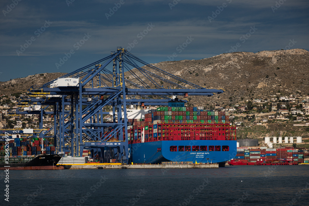 Barcos de transporte de comercio cargados de contenedores Stock Photo ...