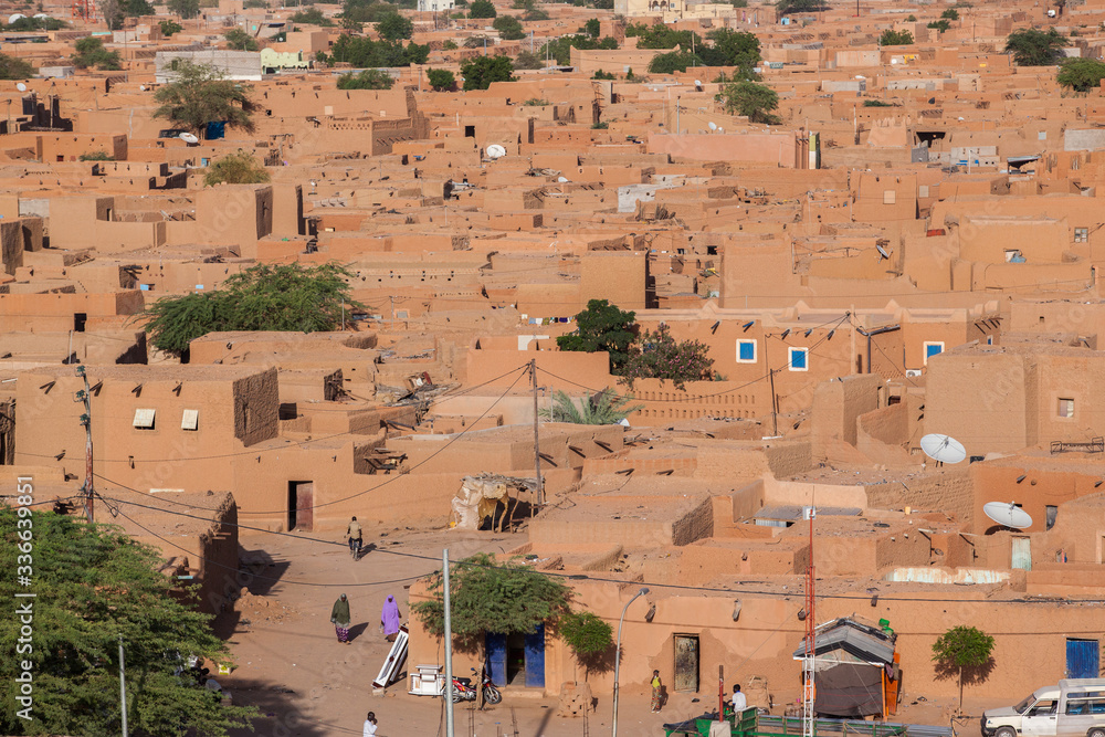 Agadez, Niger : traditional mud African architecture city center view ...