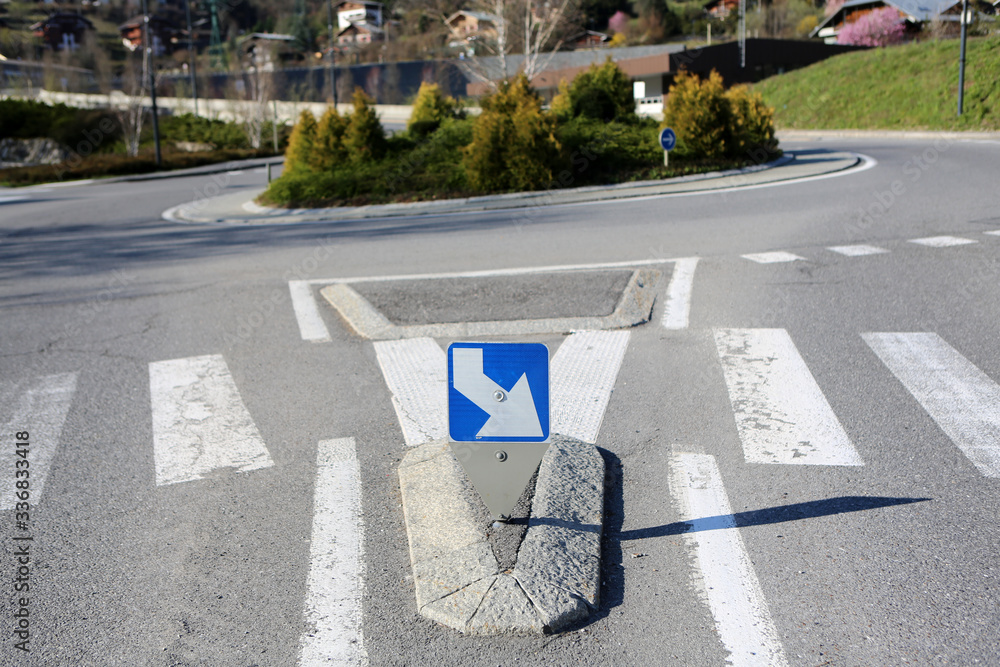 Foto de Panneau giratoire indiquant la direction à prendre. Rond-Point ...