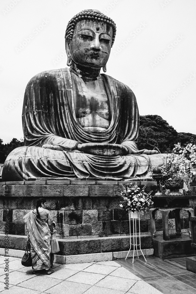 Hindu mother and daughter from back and the Great Buddha (Daibutsu ...
