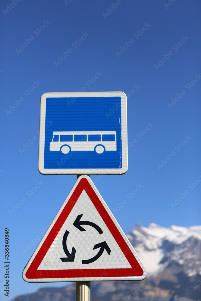 Panneau de signalisation routière : rond-point. Autocar. Stock Photo ...