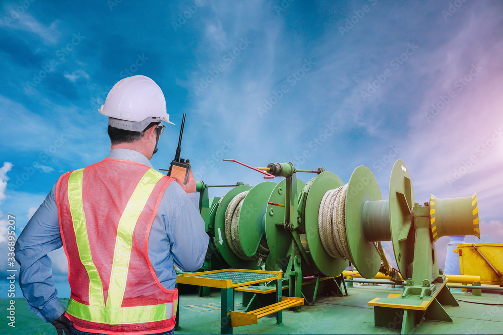 Photo Crew ship engineer, crew standing operation walkie-talkie Mooring ...