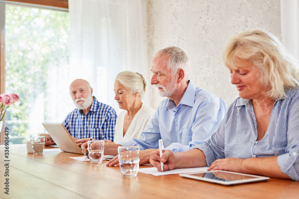 Senioren mit Tablet und Laptop Computer Stock Photo | Adobe Stock