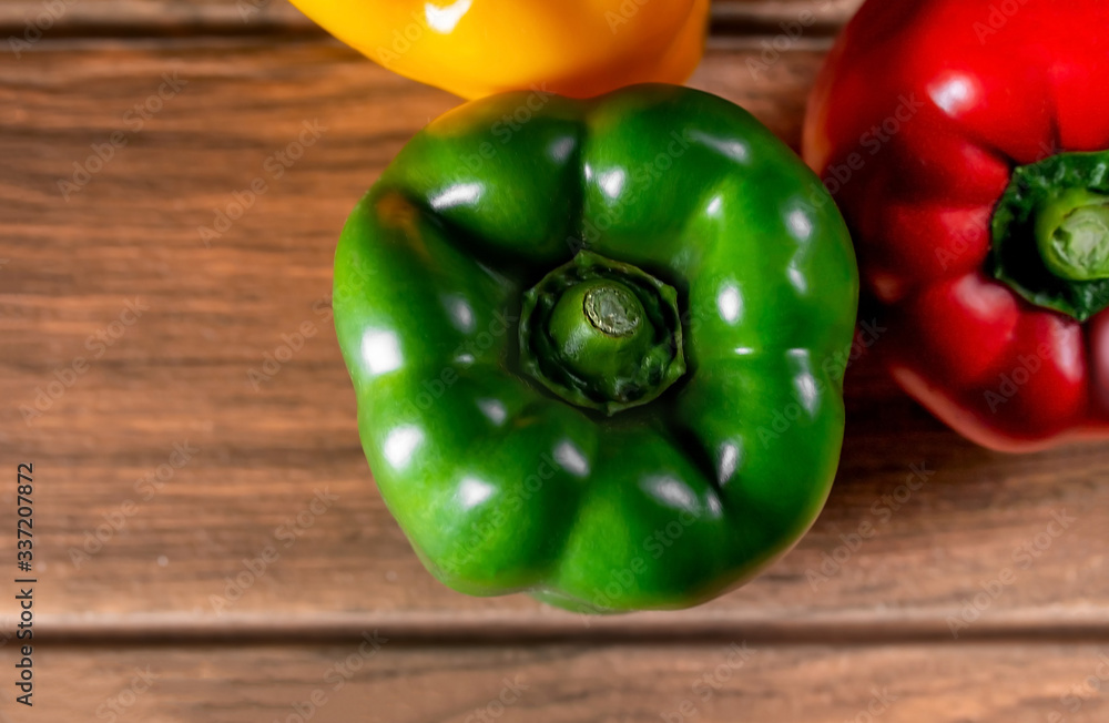 ajís morrón verde vista desde arriba con dos ajís morrón de color ...