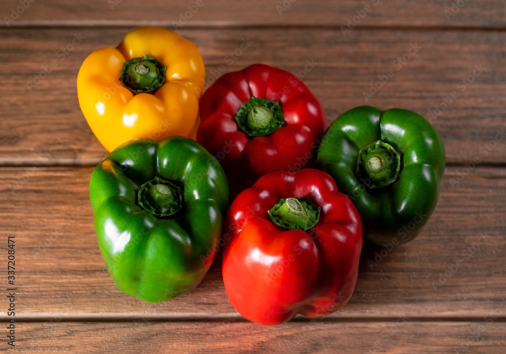 seis ajís morrón diferentes colores sobre una tabla de madera Stock ...