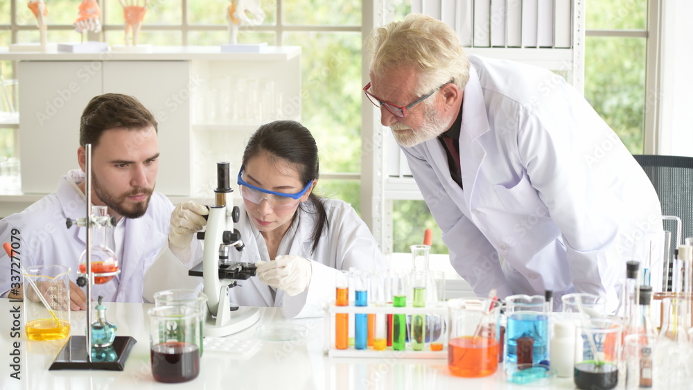 Foto de Scientists are working in science labs,scientist looking through a microscope in a ...