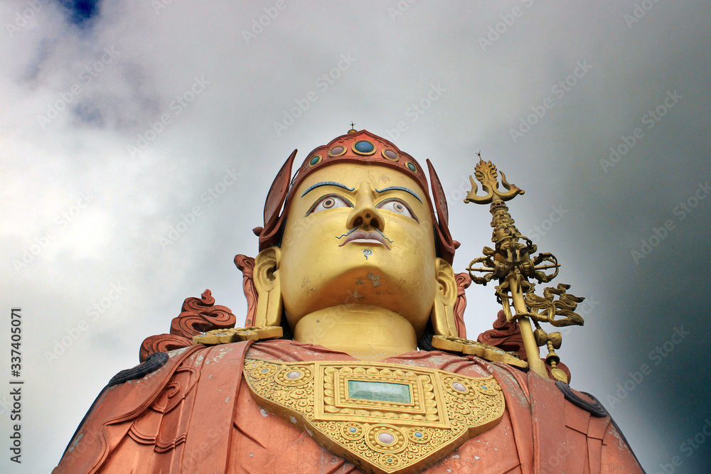 Foto de Panoramic view of the statue of Guru Padmasambhava Guru ...