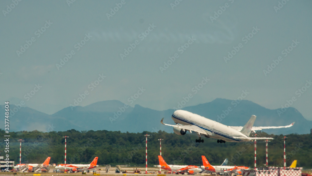 Aereo intercontinentale decolla dall'aereoporto di Milano Stock Photo ...