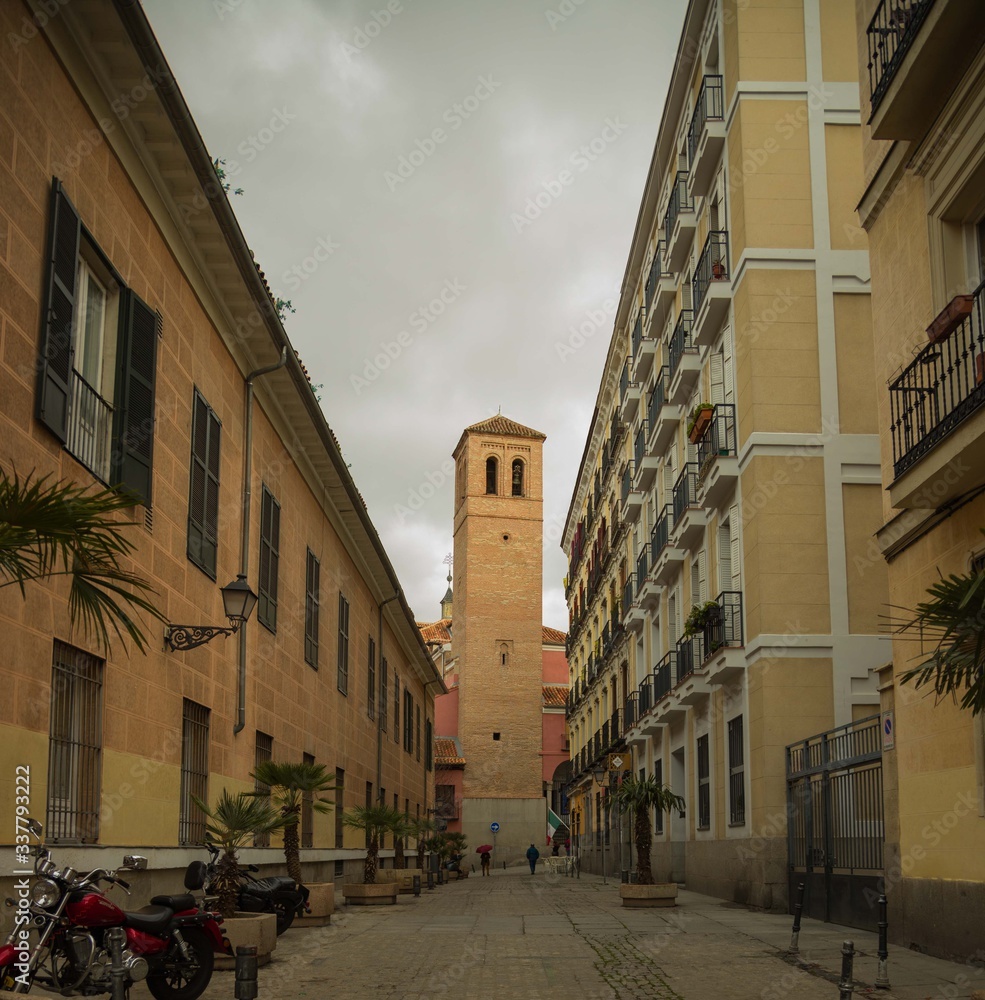 Paseo por la ciudad con vista en punto de fuga y rodeados de ...
