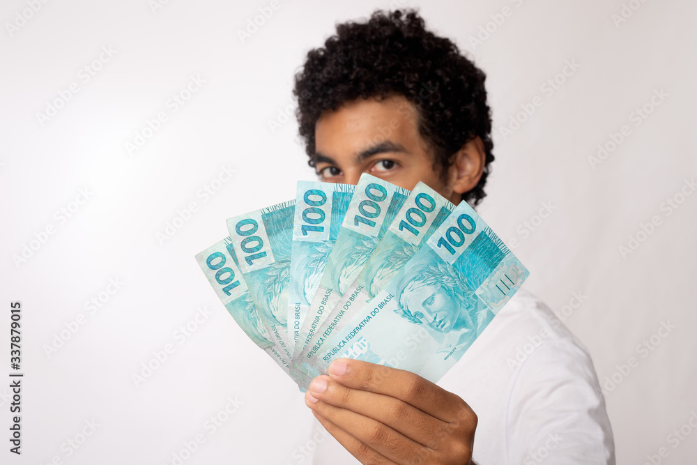 Jovem exibe 600,00 reais em dinheiro brasileiro. Trabalhador brasileiro ...