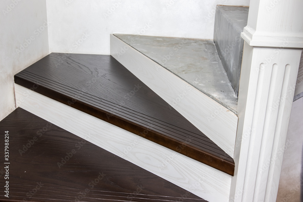 Repair the stairs by the master. Professional installation of a flight ...