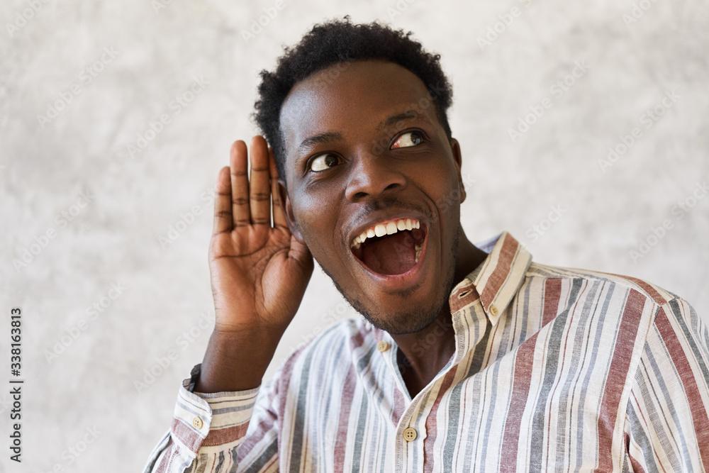Fotografia do Stock: Astonished amazed young African male gossiper who ...