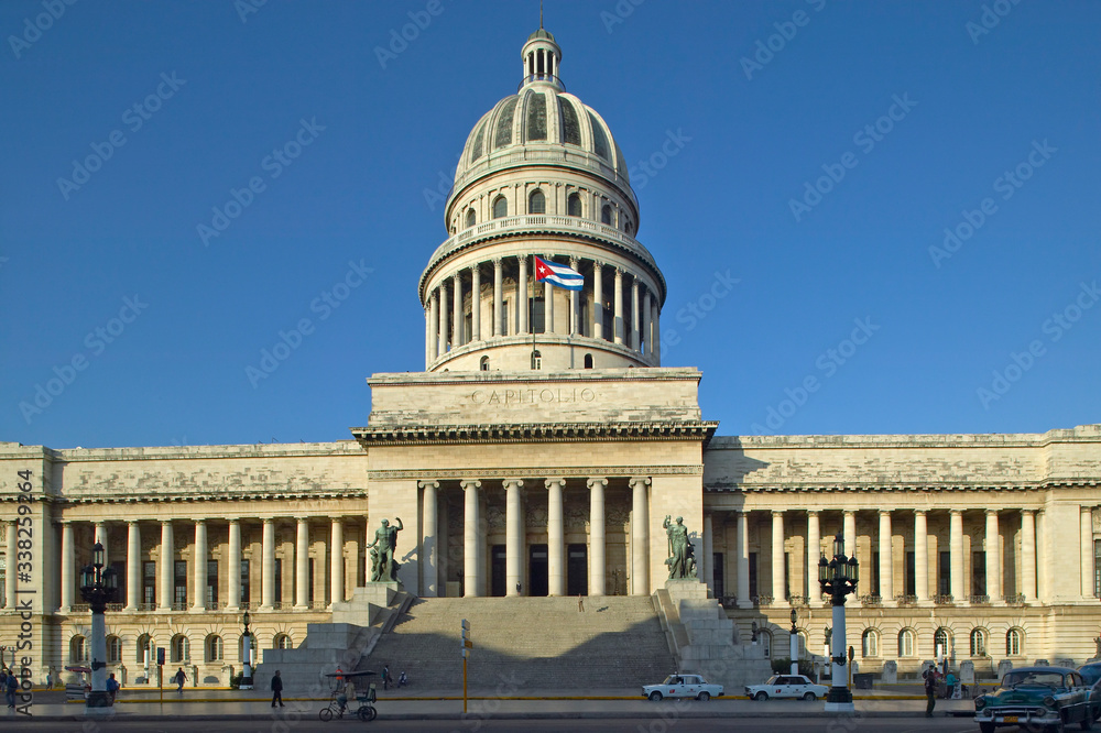Foto de Morning light on the Capitolio and Cuban Flag, the Cuban ...